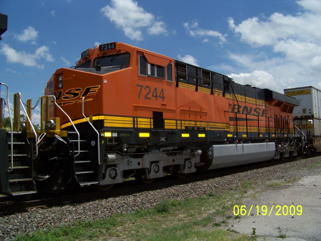 BNSF ES44DC 7244